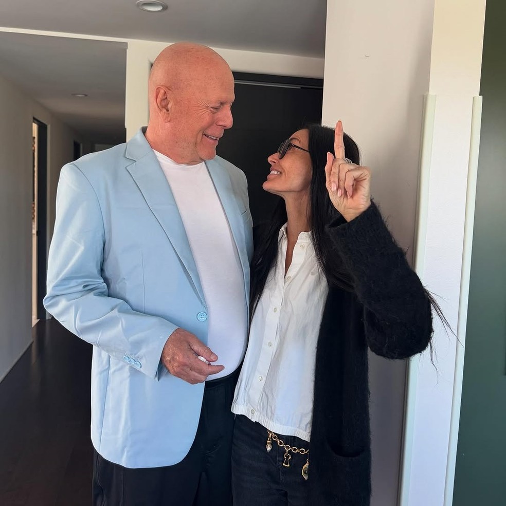 Bruce Willis posa com Demi Moore em aniversário de 70 anos; fotos