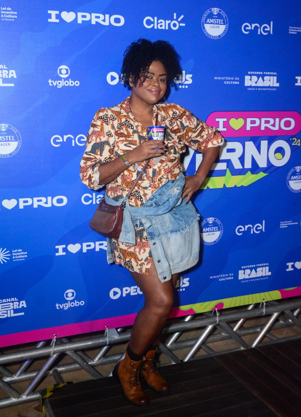 Eduardo Sterblitch dá beijão em Louise D'Tuani em festival no Rio