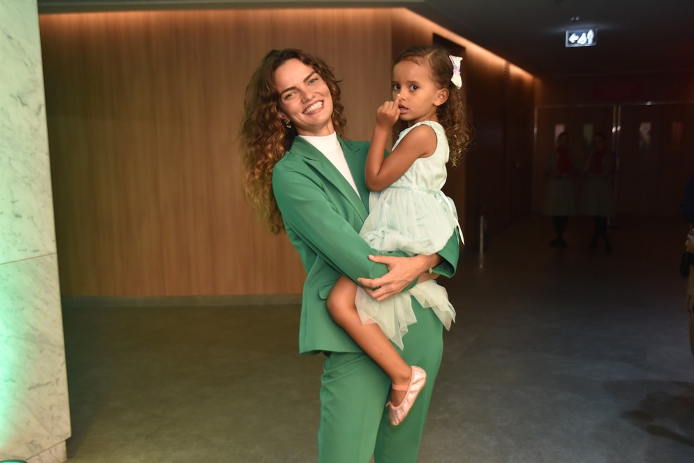 Famosos prestigiam estreia de musical 'Wicked' em São Paulo