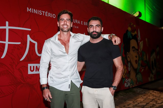 Após assumir namoro, Marcos Pitombo e namorado vão a primeiro evento juntos