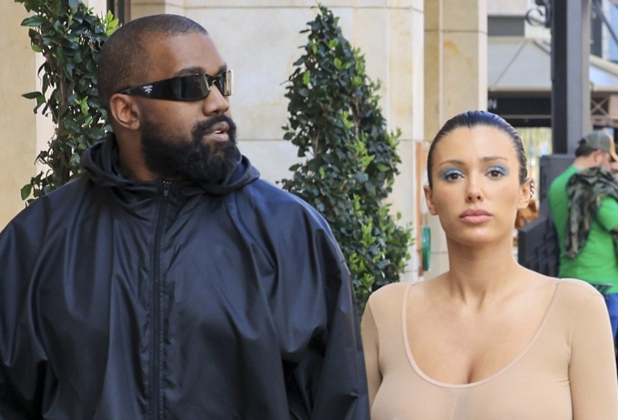 Bianca Censori deixa seios à mostra com look transparente e hotpants