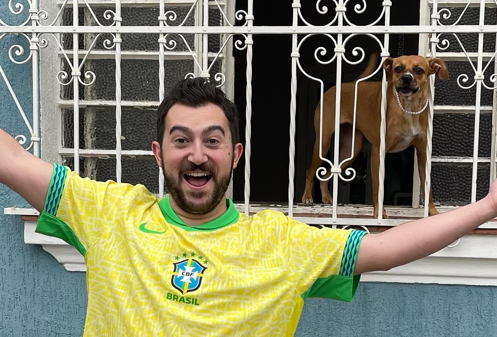 Vincent Martella, de 'Todo Mundo Odeia o Chris', posa com vira-lata ...