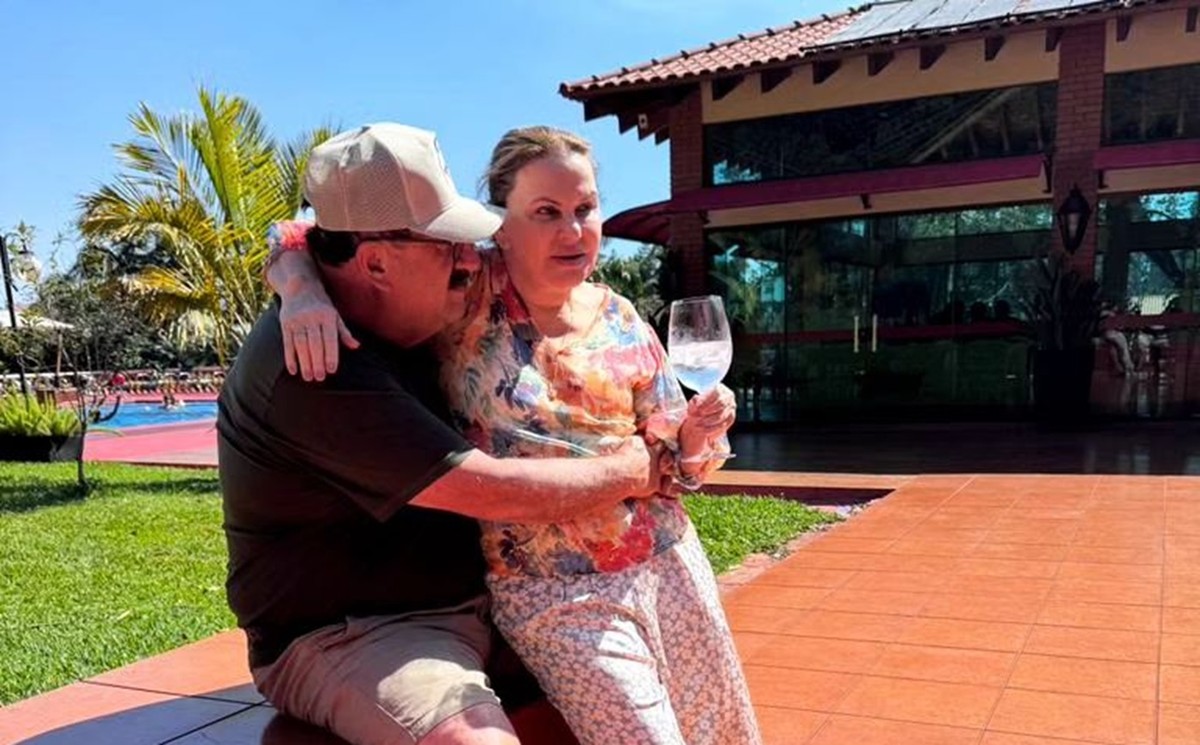 Ratinho mostra foto com a mulher na fazenda da família