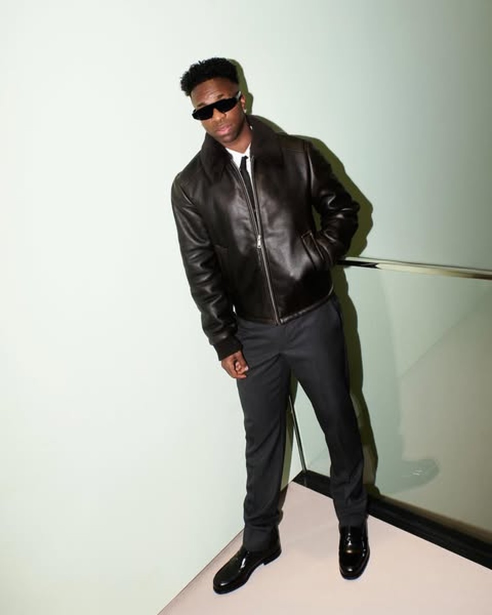 Após apagar foto com Virginia, Vini Jr. posta com pose de modelo nas redes