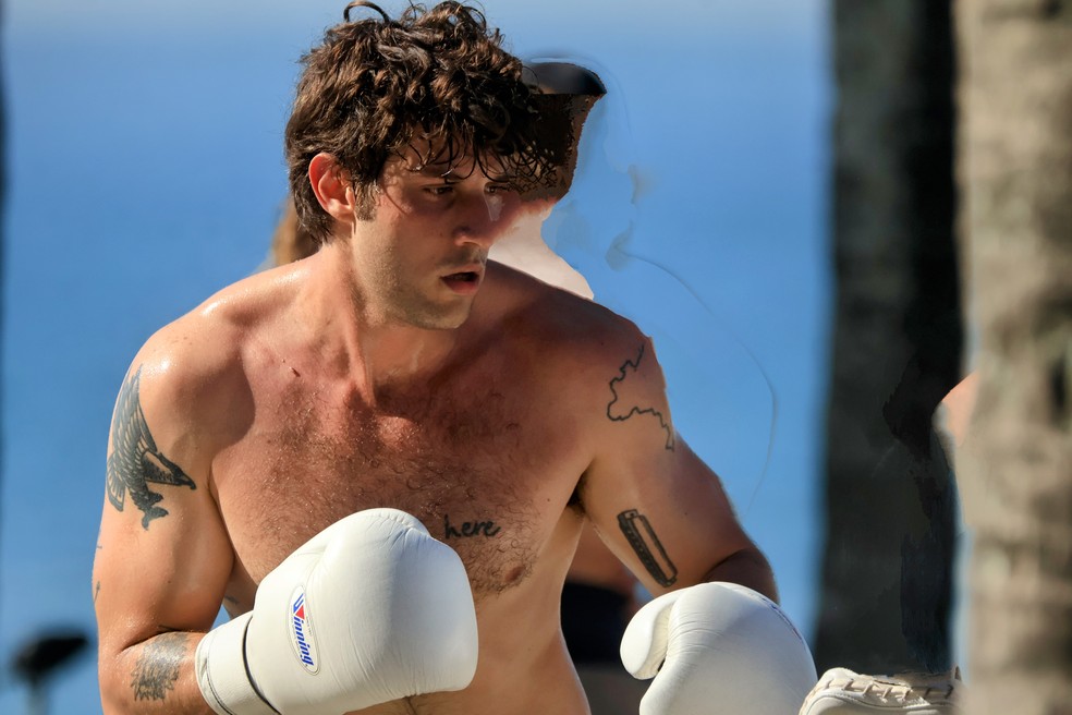 Chay Suede aproveita folga para pegar pesado em treino de boxe ao ar livre