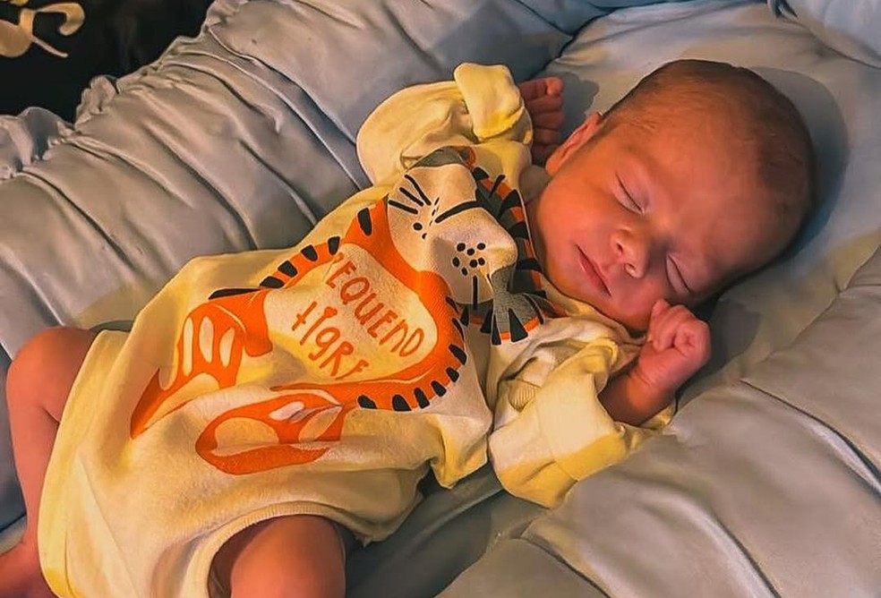 Isabel Veloso mostra o rostinho do filho, Arthur, pela primeira vez; veja