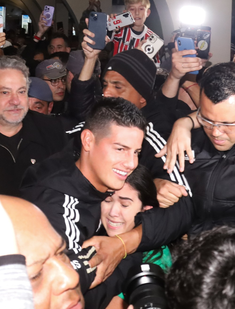 James Rodríguez causa tumulto ao desembarcar no Brasil