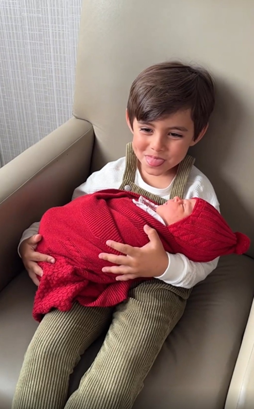 Jade Seba e Bruno Guedes deixam maternidade com filho caçula