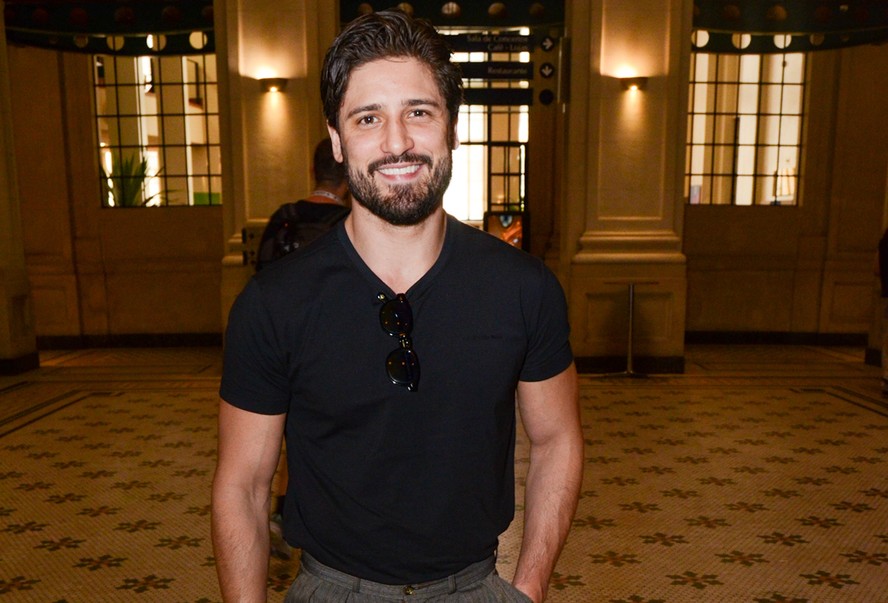 Daniel Rocha faz primeira aparição após assumir relacionamento com ...