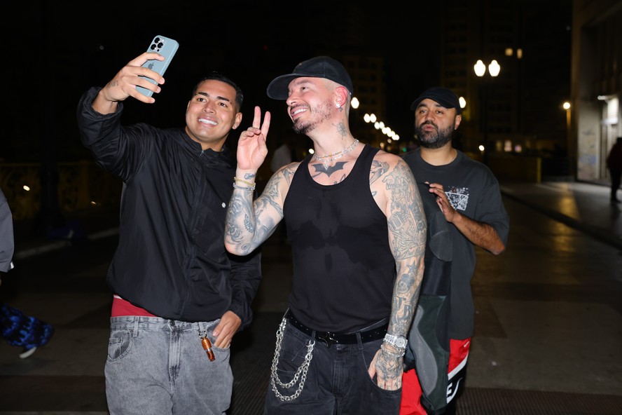 J Balvin é tietado ao deixar after party de Pedro Sampaio após show no ...