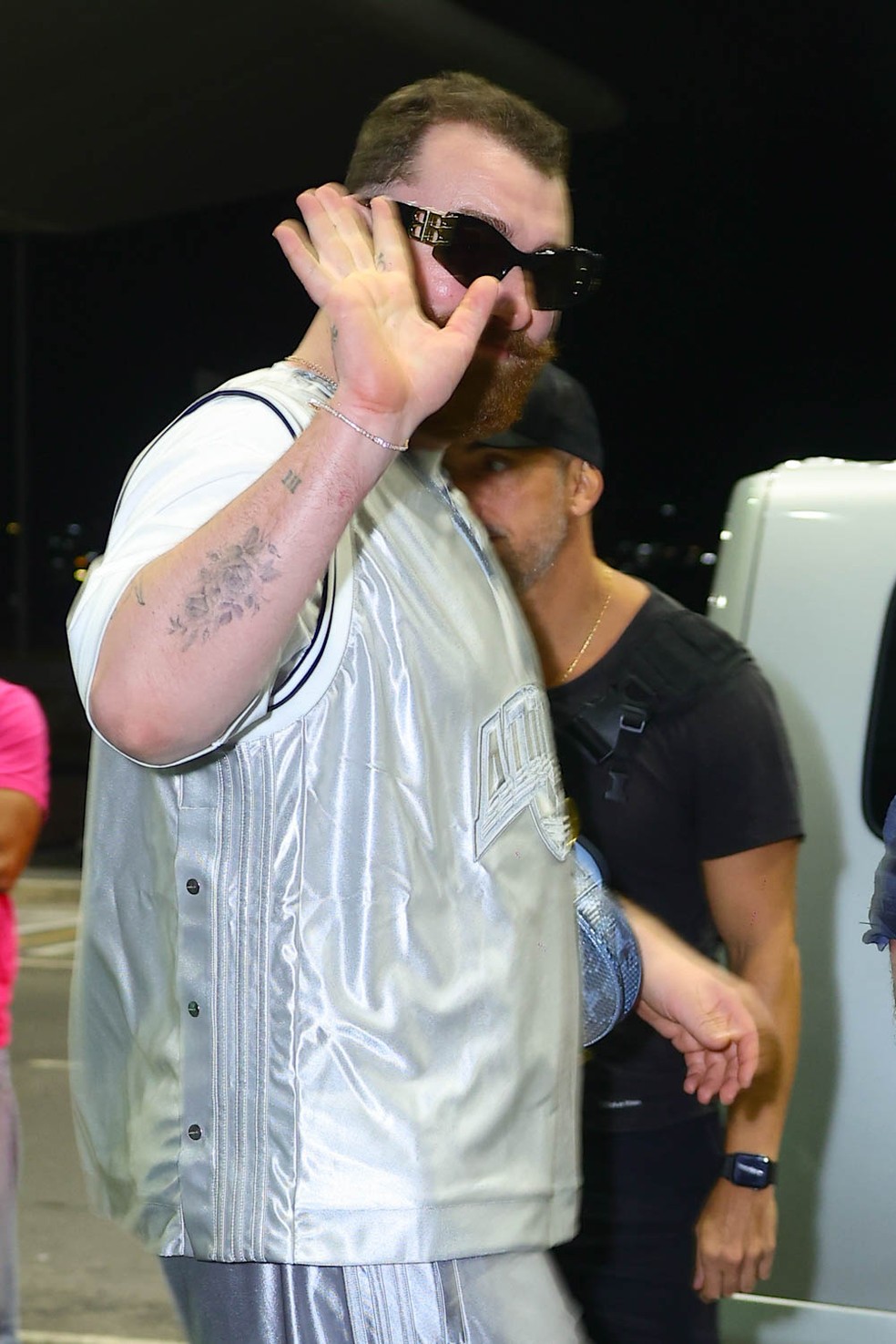 Após show no Lollapalooza, Sam Smith posa com fãs em aeroporto ao ...