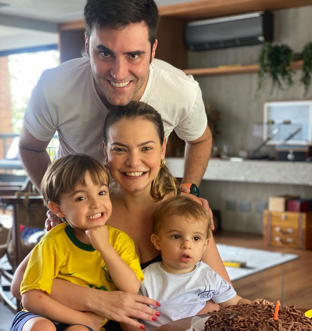 Milena Toscano comemora os 39 anos com o marido e os filhos: 'Muito ...