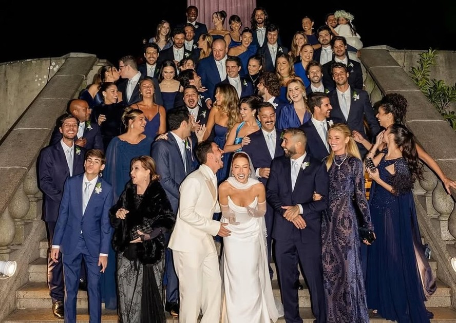 Foto de Giovanna Lancellotti e Gabriel David com padrinhos de casamento ...