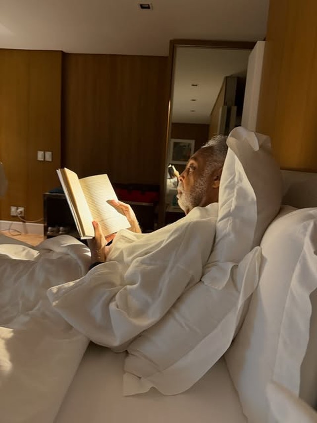 Gilberto Gil aparece lendo livro: 'Dia de descanso merecido'