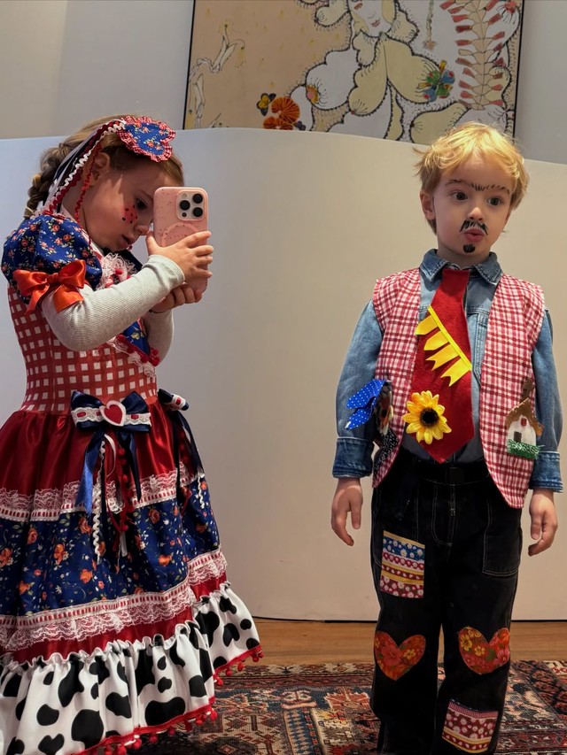 Eles cresceram! Isabella Scherer mostra filhos prontos para festa ...
