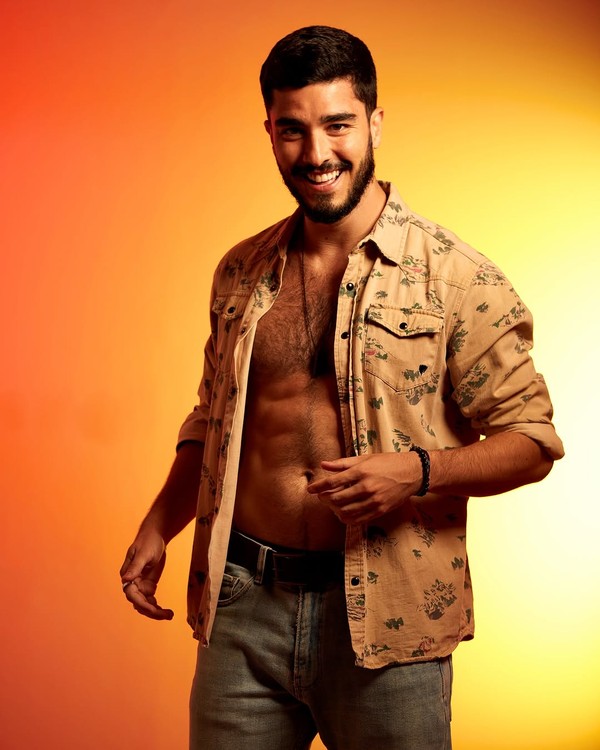 Leonardo Bittencourt, o Rod de 'Mania de Você', exibe tanquinho em ensaio