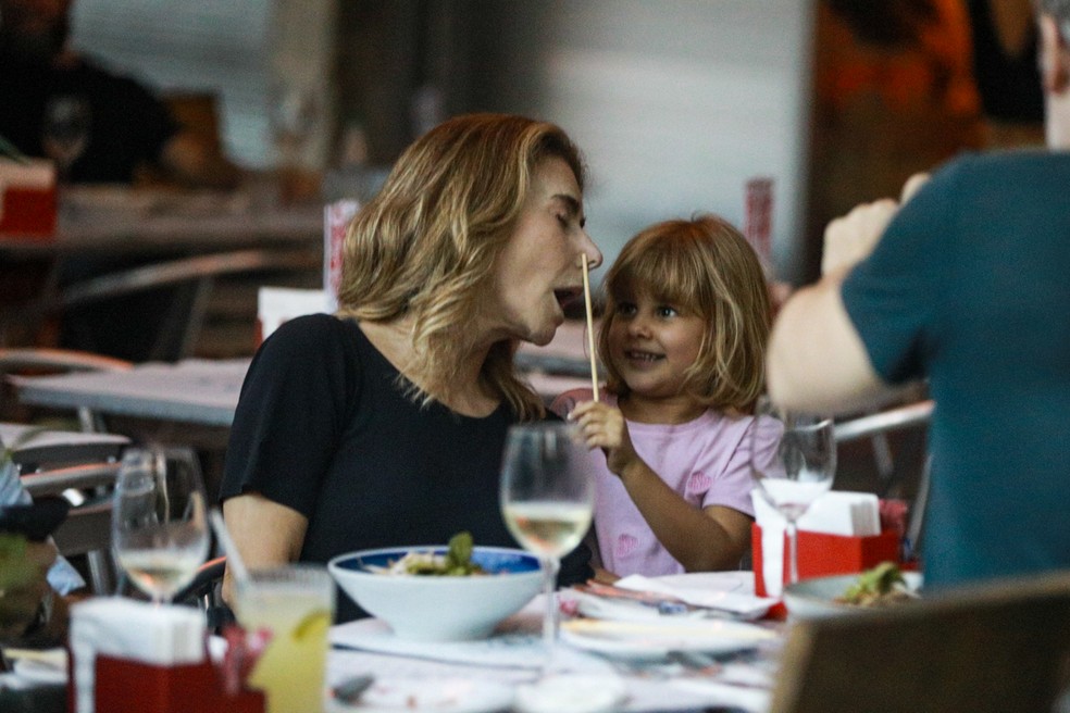 Discreta, Maitê Proença faz aparição rara com a filha, a neta e o genro