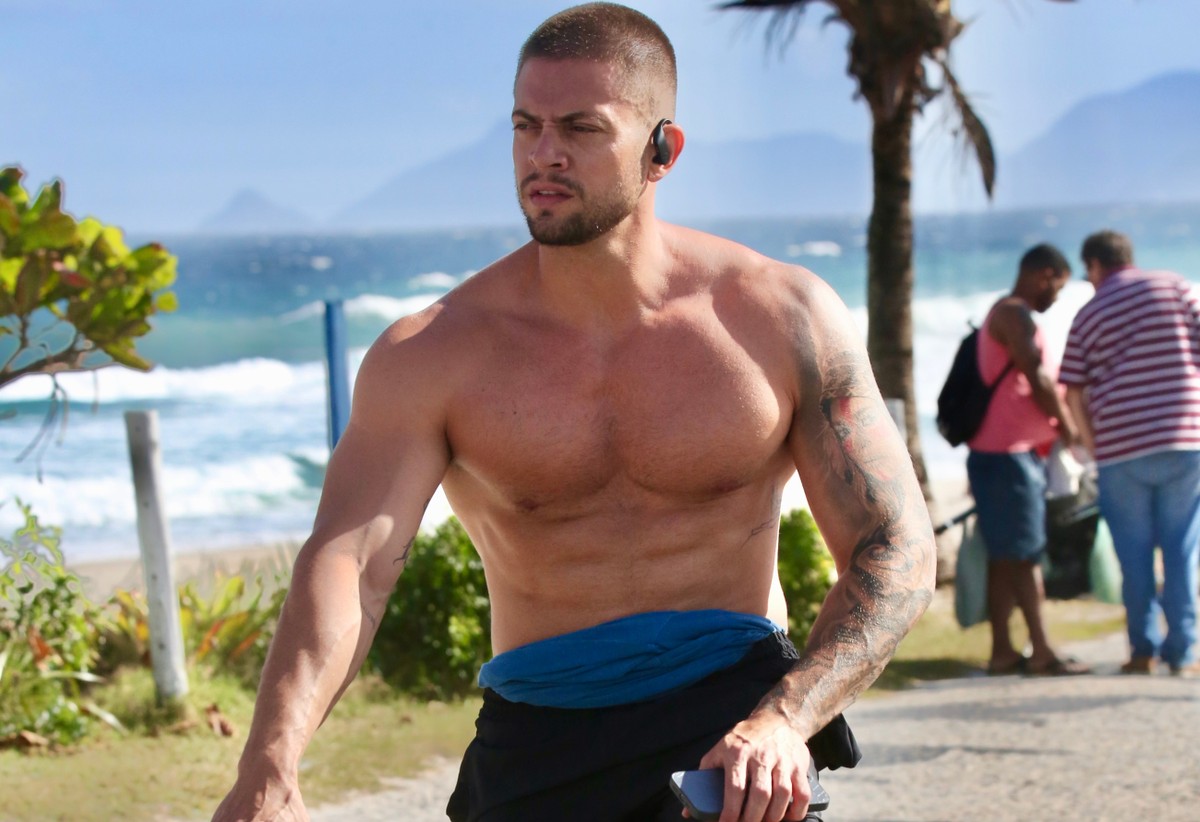 Rodrigo Godoy, ex-marido de Preta Gil, pedala pela Barra da Tijuca