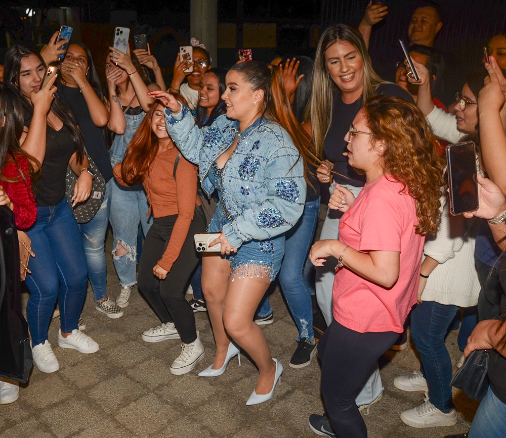 Vídeo: com direito a dancinha, Maiara e Maraisa fazem a alegria dos fãs ...