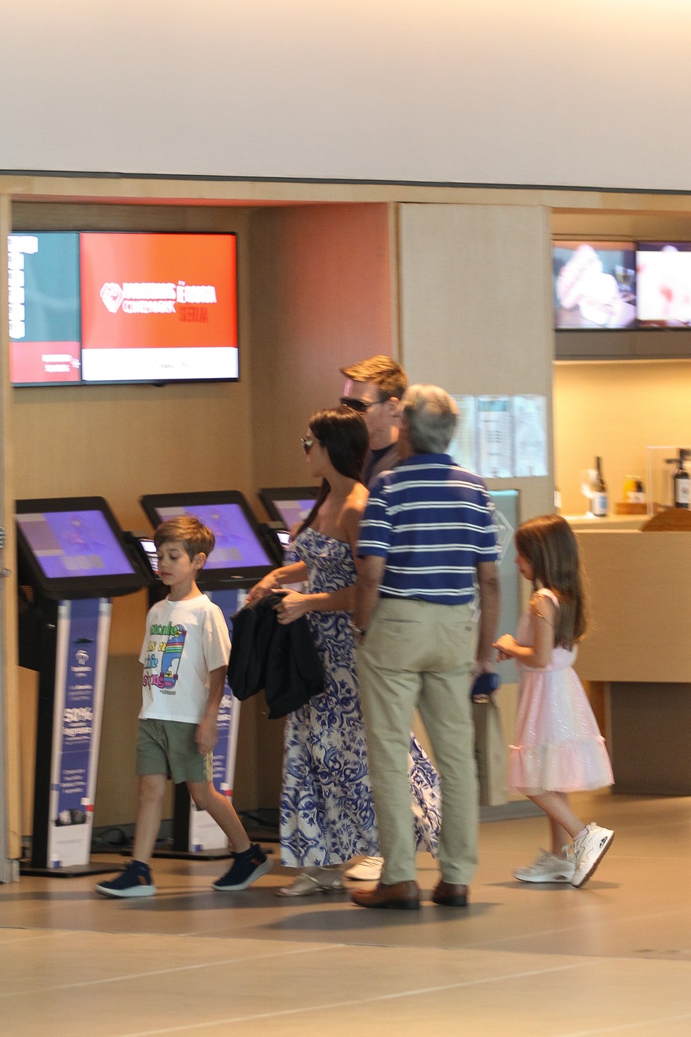 Michel Teló e Thais Fersoza são clicados em ida ao cinema com os filhos ...