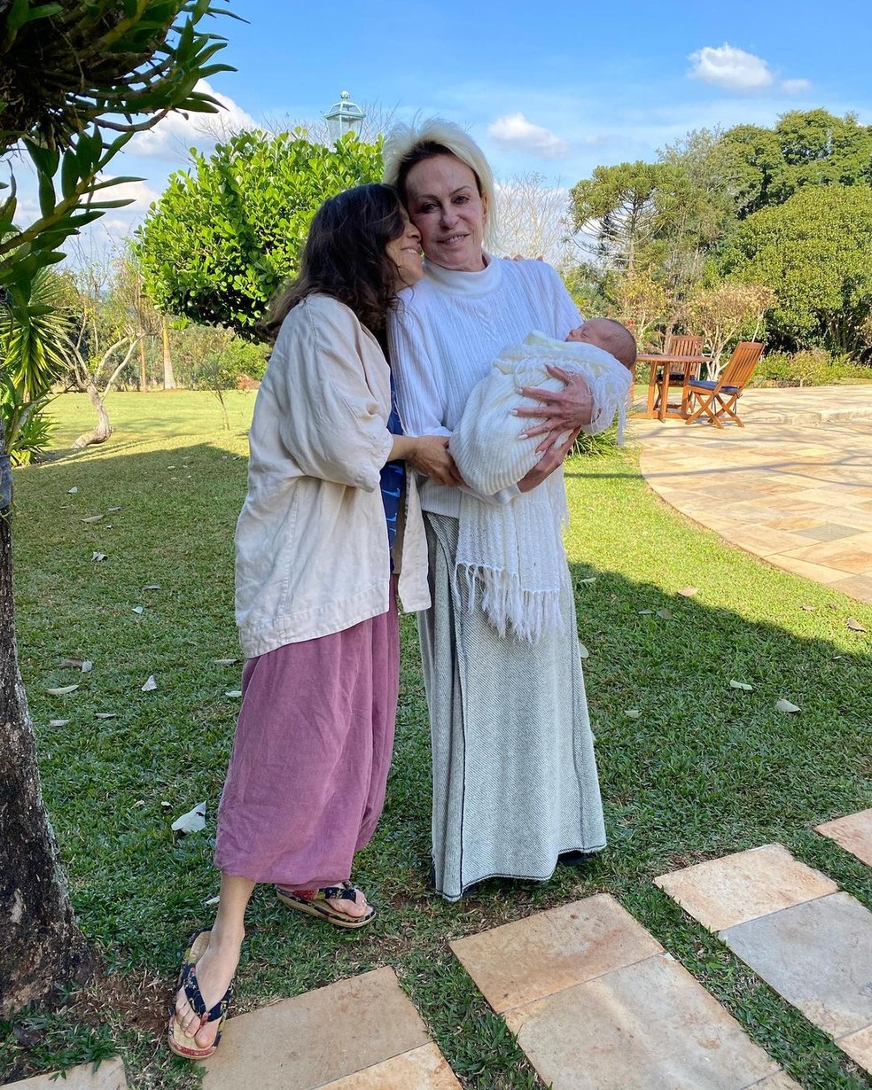 Filha de Ana Maria Braga recorda parto lótus, em que bebê fica ligado à ...