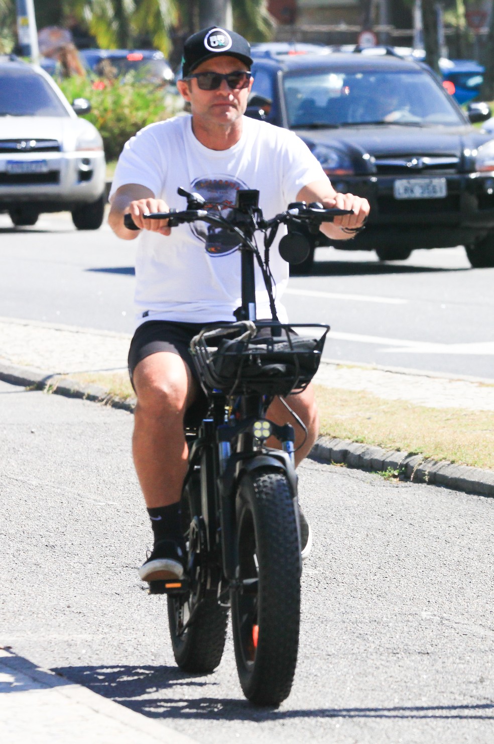 Lembra dele? Galã dos anos 90 rouba a cena ao andar de bicicleta pelo ...