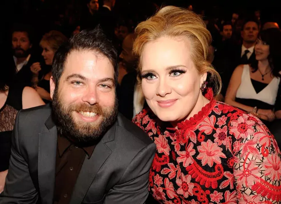 Após admitir que se casou em segredo, Adele aparece com aliança no dedo