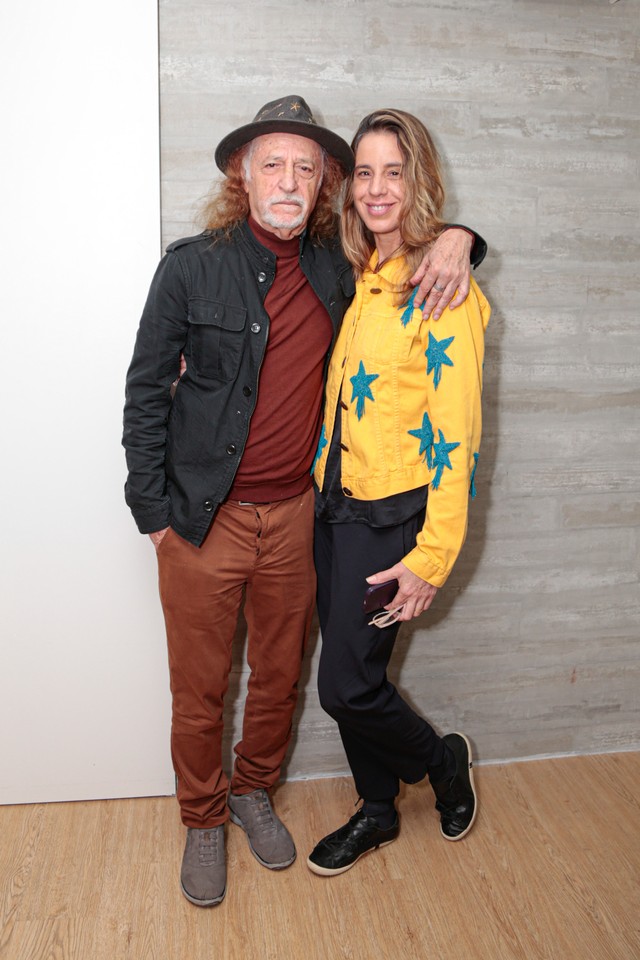 Alceu Valença faz aparição rara com a mulher em lançamento de biografia ...