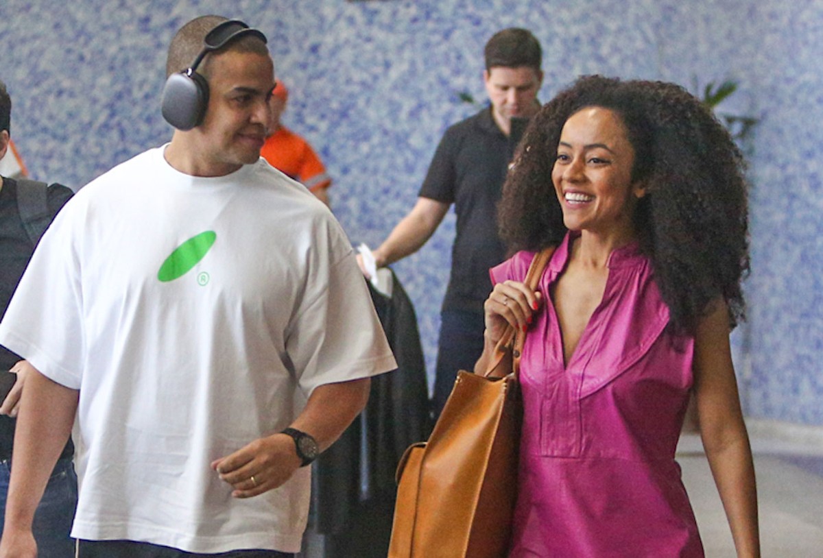 Thiago Oliveira e Valéria Almeida desembarcam juntos em aeroporto do Rio