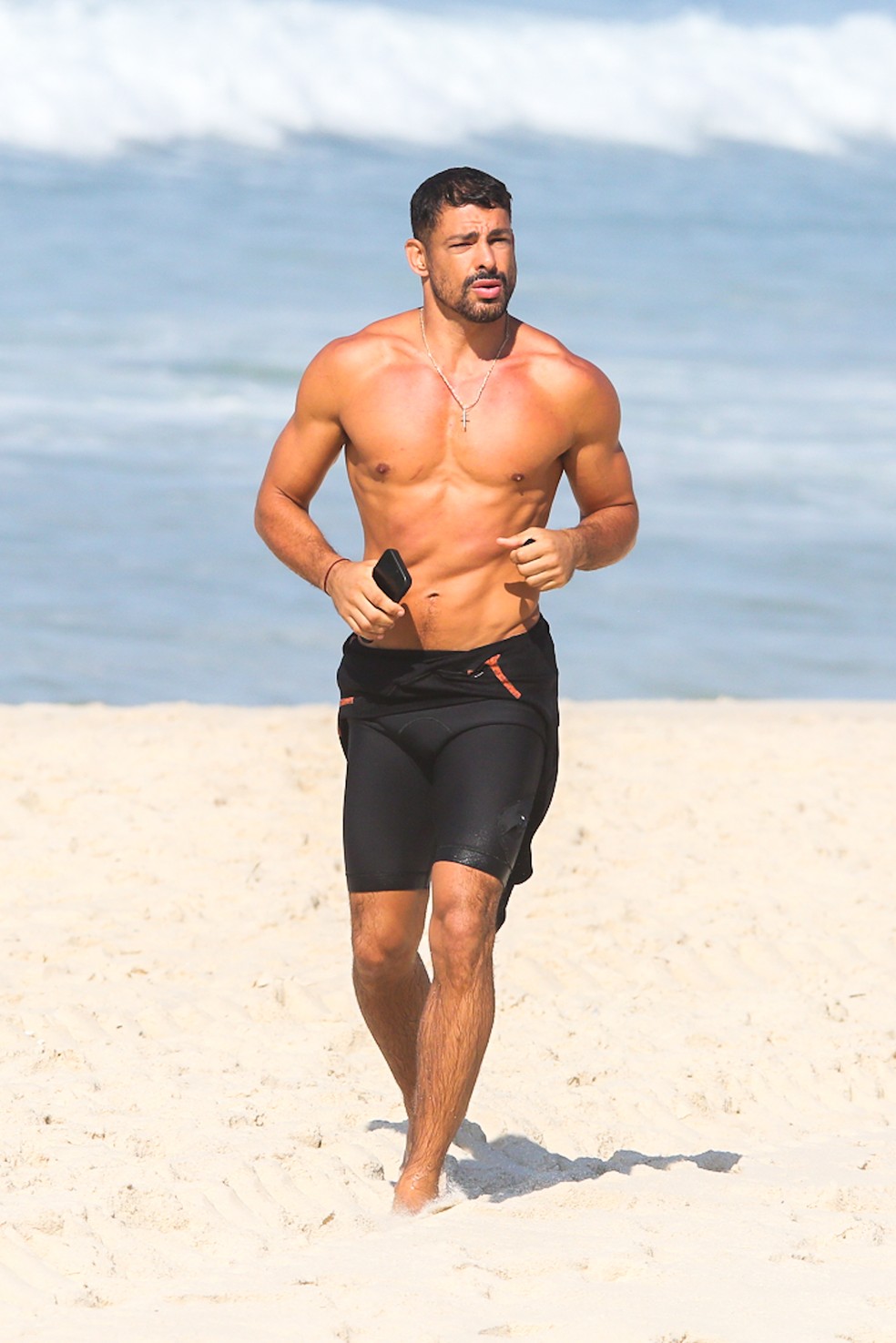 Cauã Reymond mostra o shape e encara ondas em dia de calorão no Rio