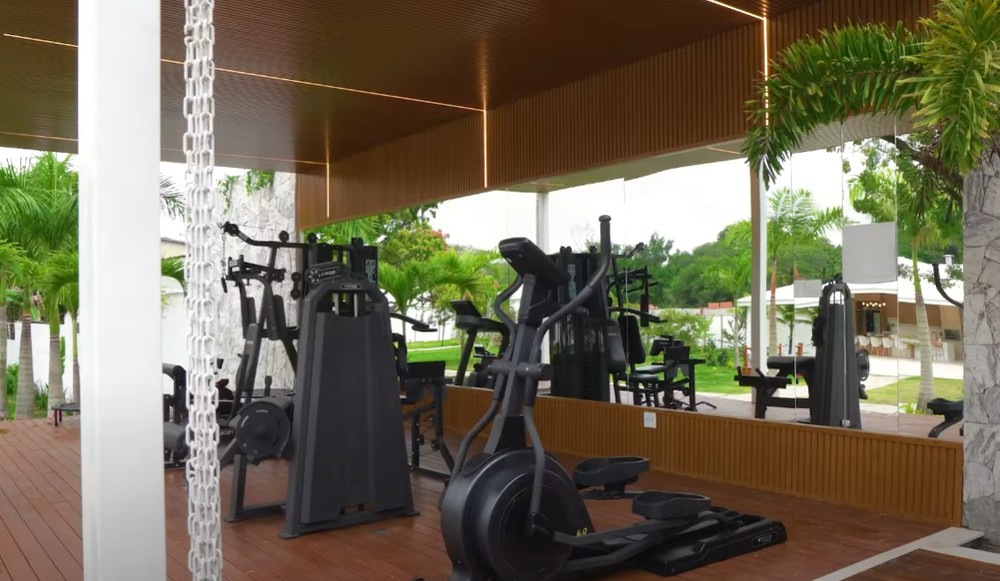 Nicole Bahls abre mansão com 22 banheiros, salão de beleza e capela ...