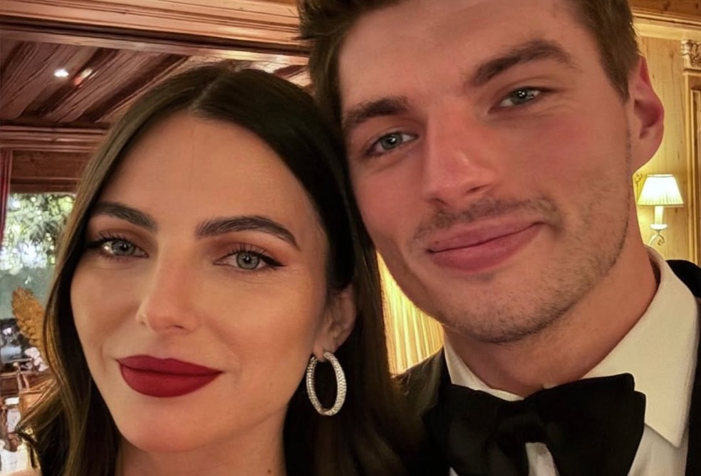 Kelly Piquet e Max Verstappen curtem barco e banho de mar com a filha ...