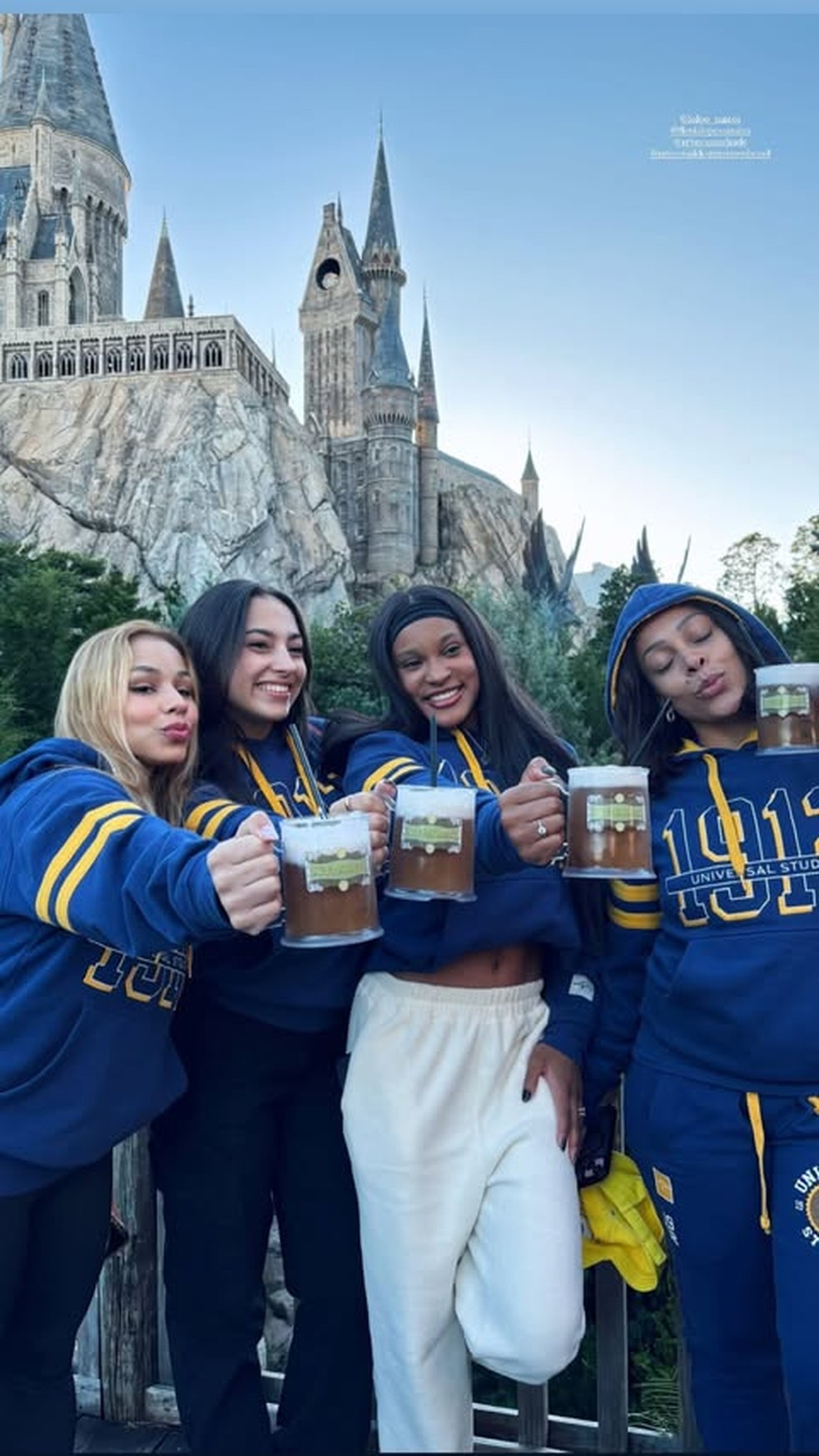Rebeca Andrade e mais ginastas olímpicas curtem férias em Orlando