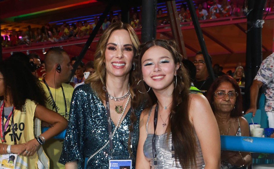 Filha de Boninho e Ana Furtado curte Desfile das Campeãs com a mãe