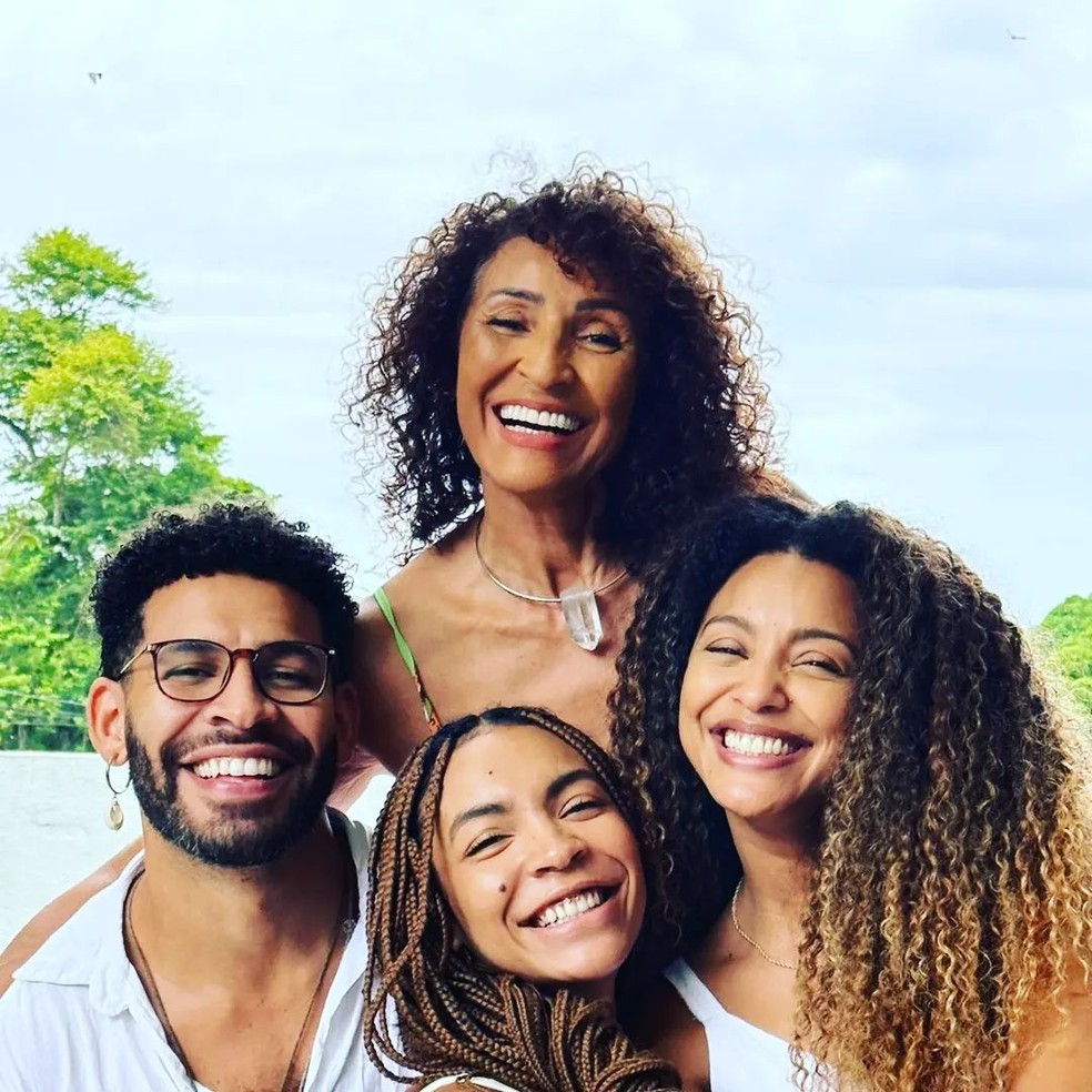 Veralinda, mãe de Sheron Menezzes, se inspira em Madonna e procura novo ...