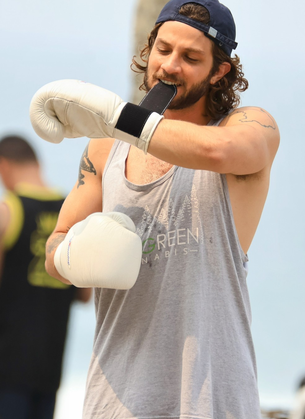 De corda a boxe, Chay Suede treina pesado em domingo de praia no Rio de ...