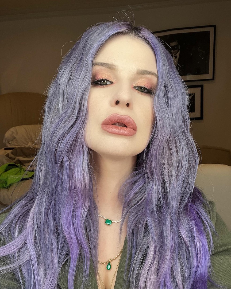 Kelly Osbourne mostra silhueta mais sequinha quatro meses após dar à luz