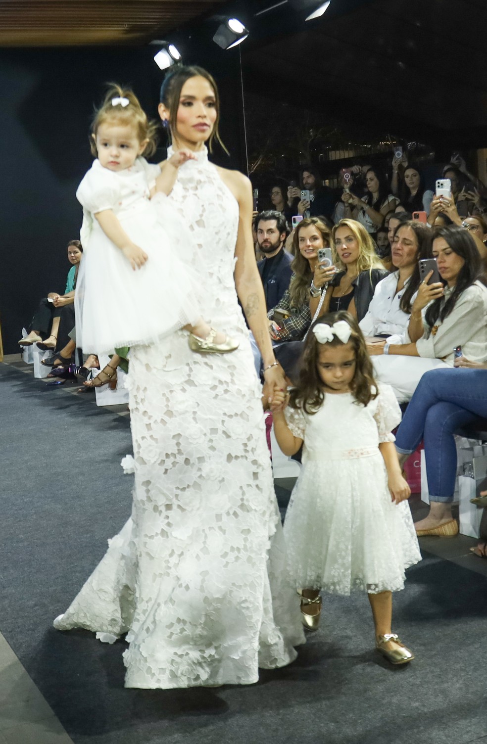 Carol Batista lança coleção para daminhas de honra com as filhas de ...