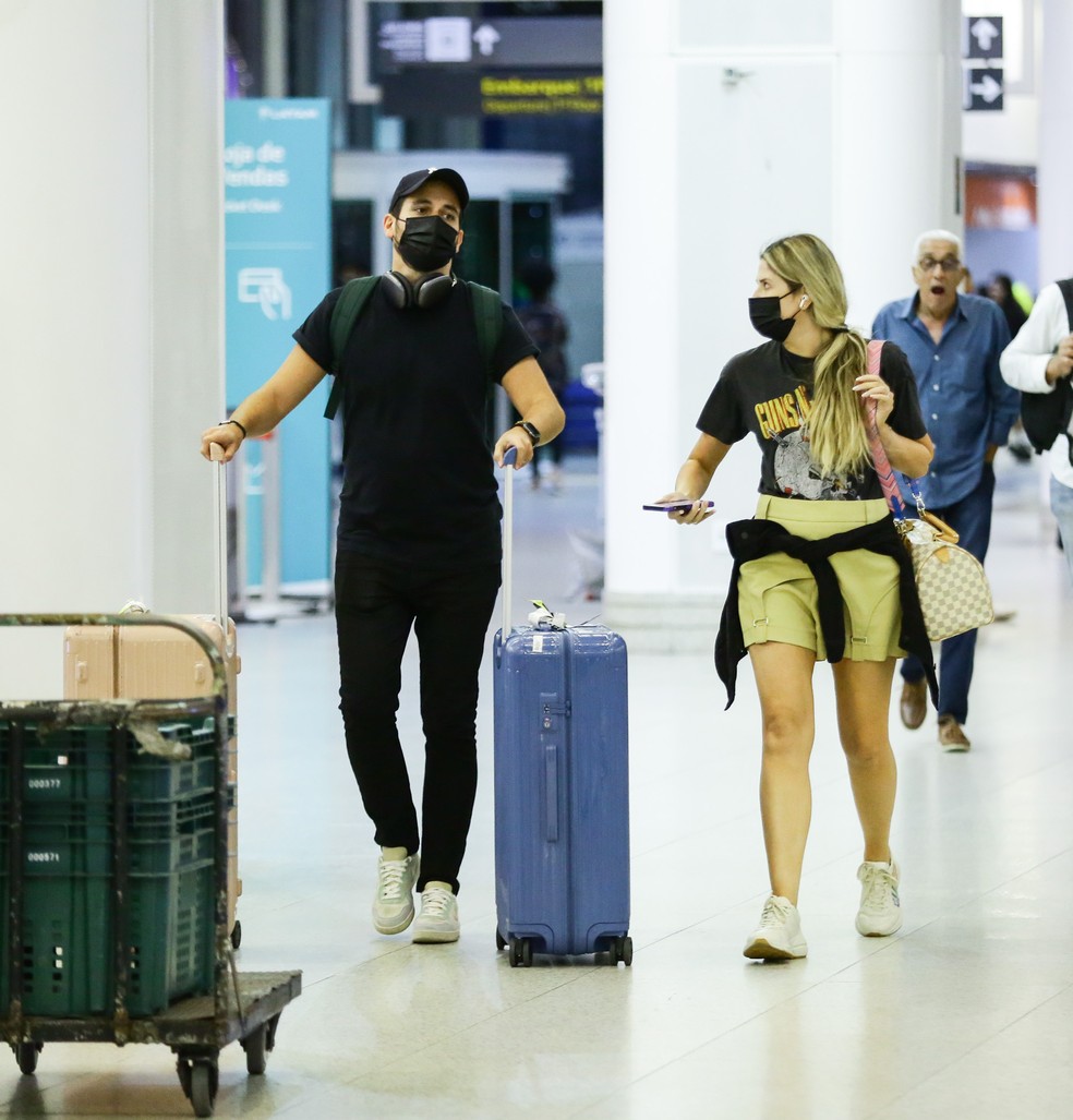 Recém-casados, Dani Calabresa e Richard Neuman desembarcam no RJ