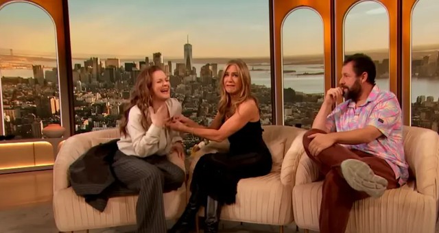 Drew Barrymore tem primeira onda de calor da perimenopausa ao vivo com ...