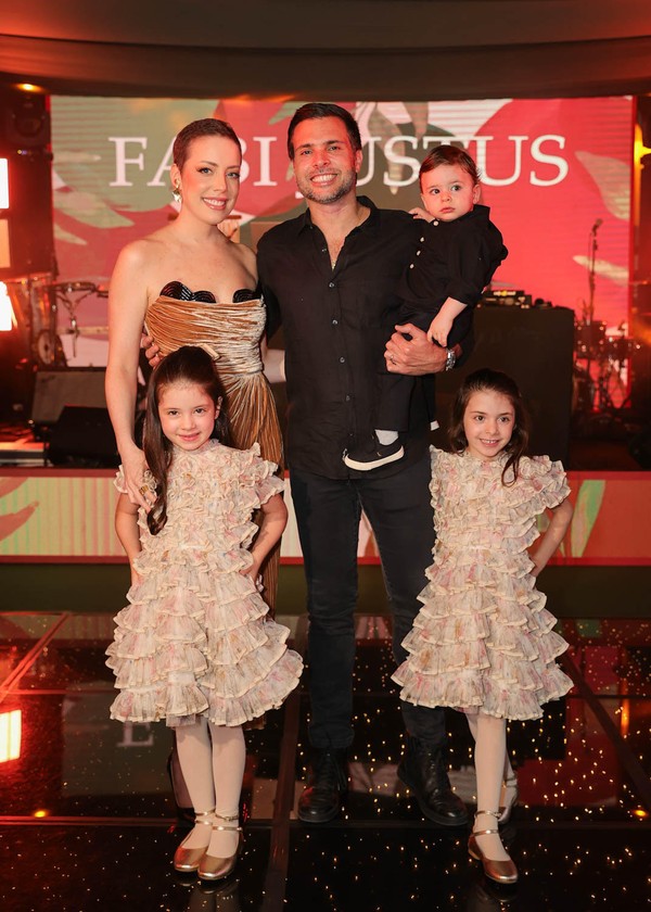 Fabiana Justus comemora aniversário de 38 anos e 180 dias de ...