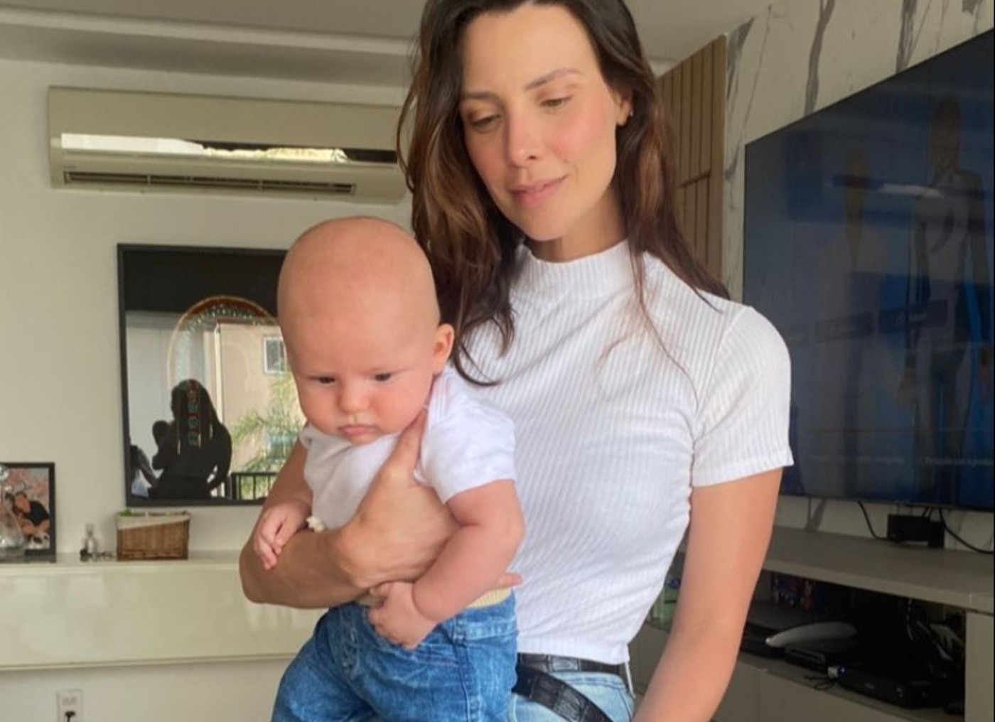 Camila Rodrigues fala de 1º trabalho longe do filho: 'Não senti culpa'