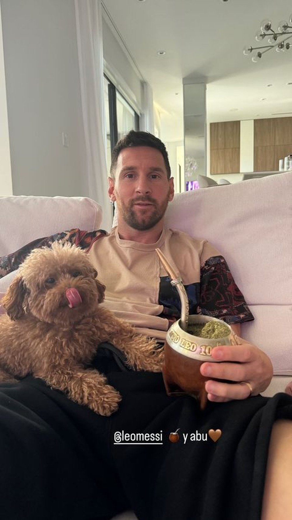 Messi relaxa bebendo chimarrão após ter mansão vandalizada