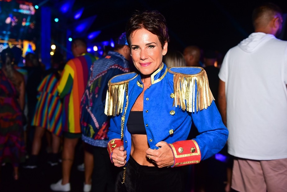 Ex-paquita Andréa Veiga surge a caráter no aniversário de 60 anos de Xuxa