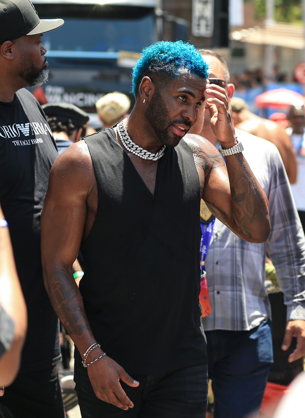 Jason Derulo é tietado ao descer de trio após cantar no 'Bloco da Anitta'