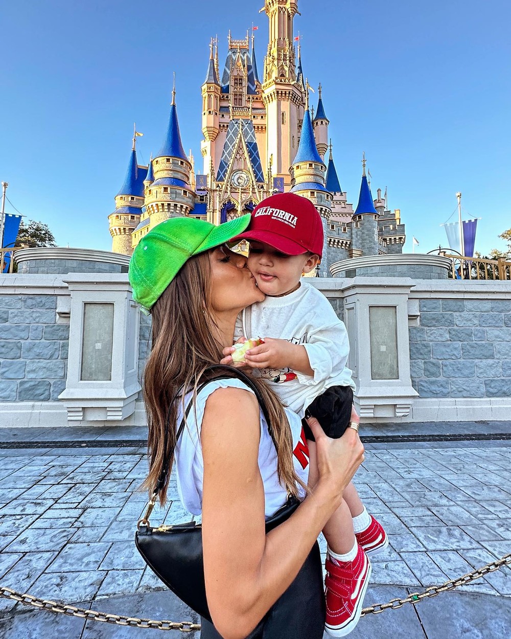 Camila Coelho abre álbum de primeira viagem do filho, Kai, à Disney; vídeos
