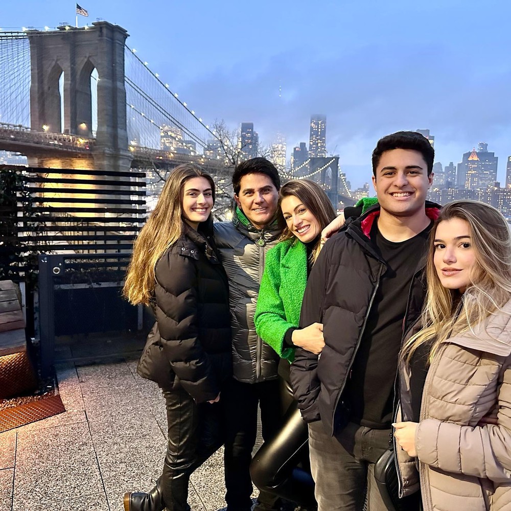César Filho e Elaine Mickely curtem NY com os filhos : 'Família é onde ...