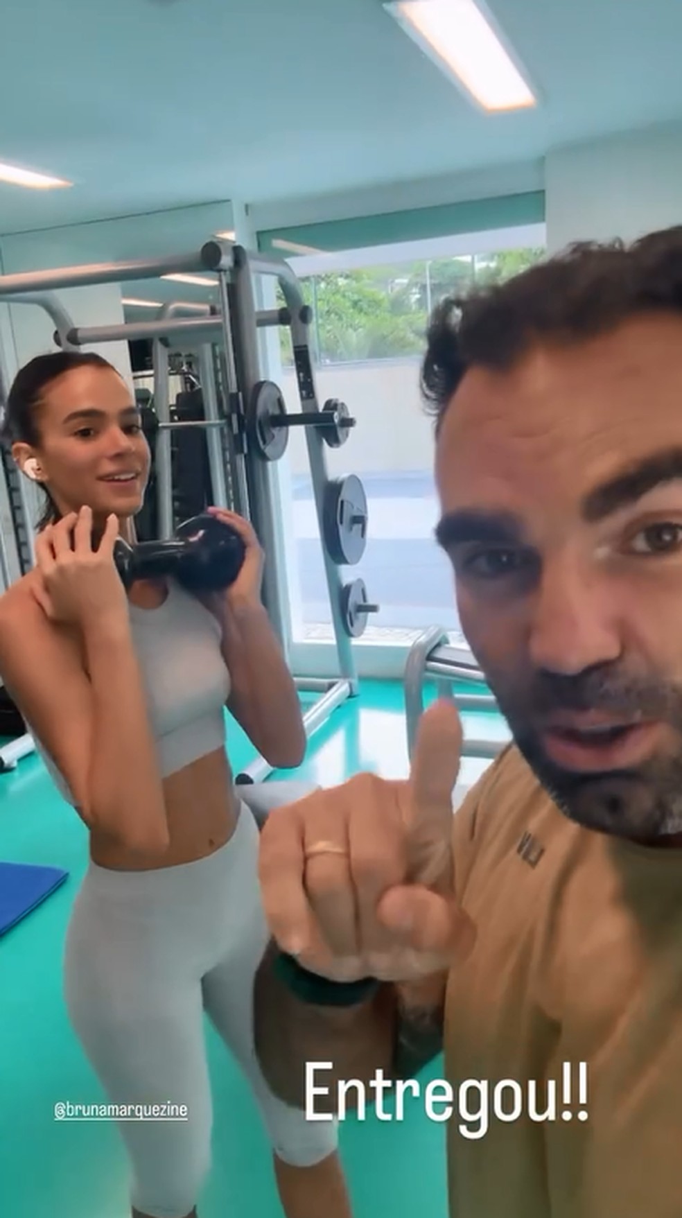 Bruna Marquezine mostra tanquinho e personal elogia: 'Toda saradinha'