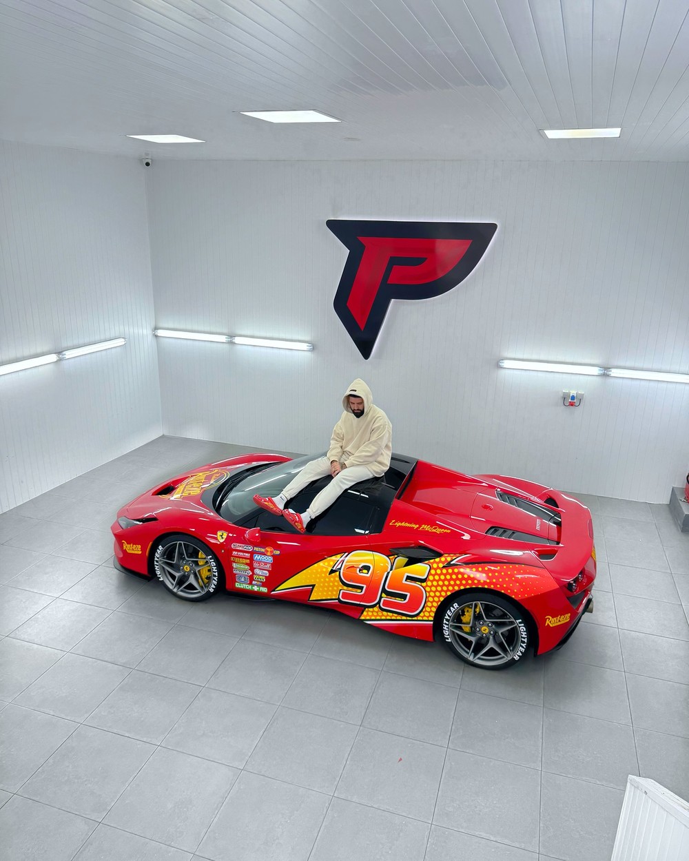 Influenciador Ruyter diz que foi banido da Ferrari após modificar carro de R$ 4 milhões
