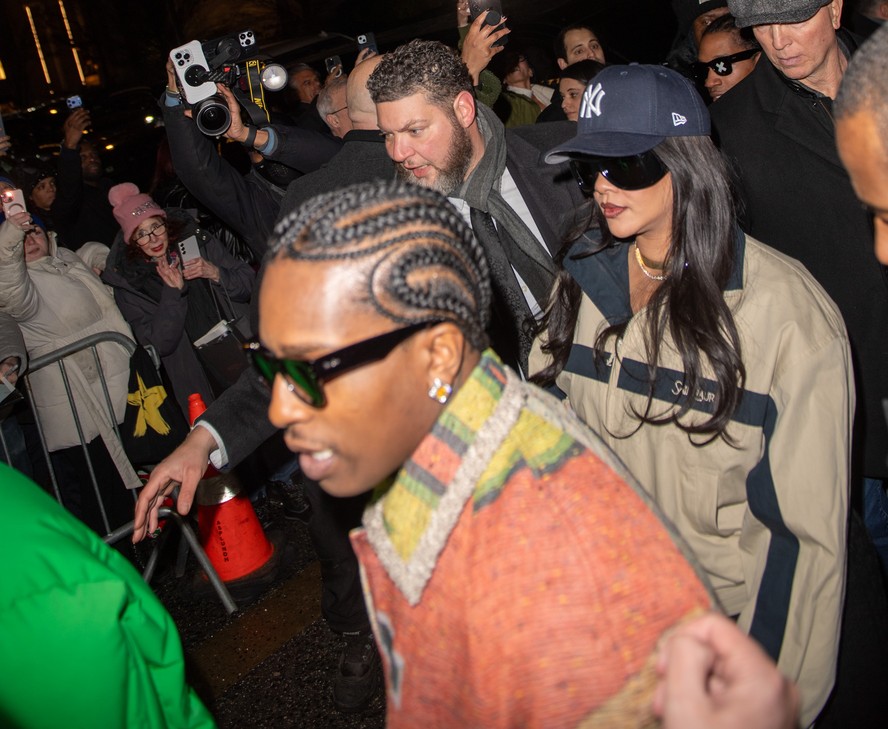 Rihanna e A$AP Rocky causam comoção em Nova York na saída de after em ...
